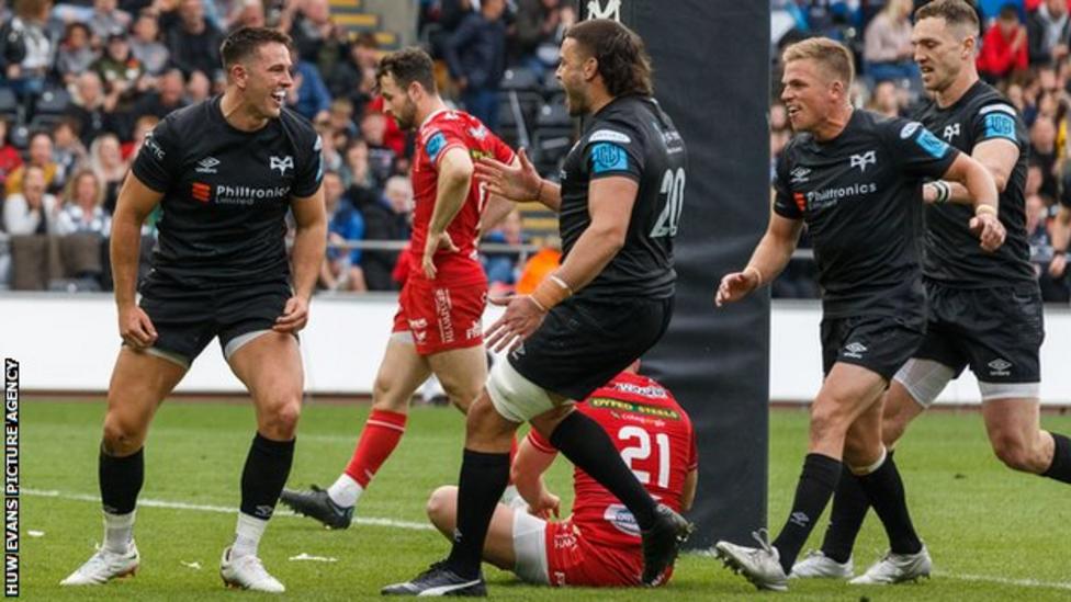 Owen Watkin: Ospreys centre reflects on rollercoaster year with Wales ...