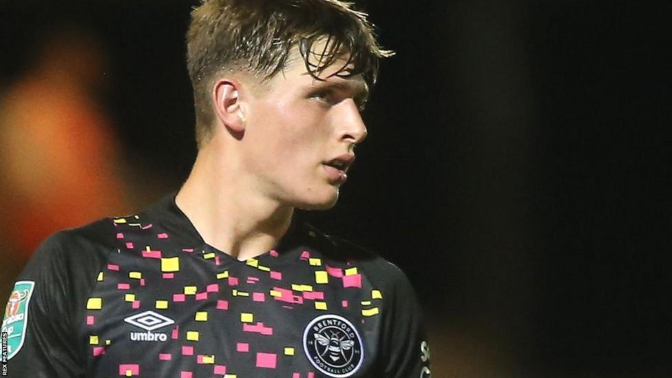 Fin Stevens: Oxford United sign Brentford defender on loan - BBC Sport