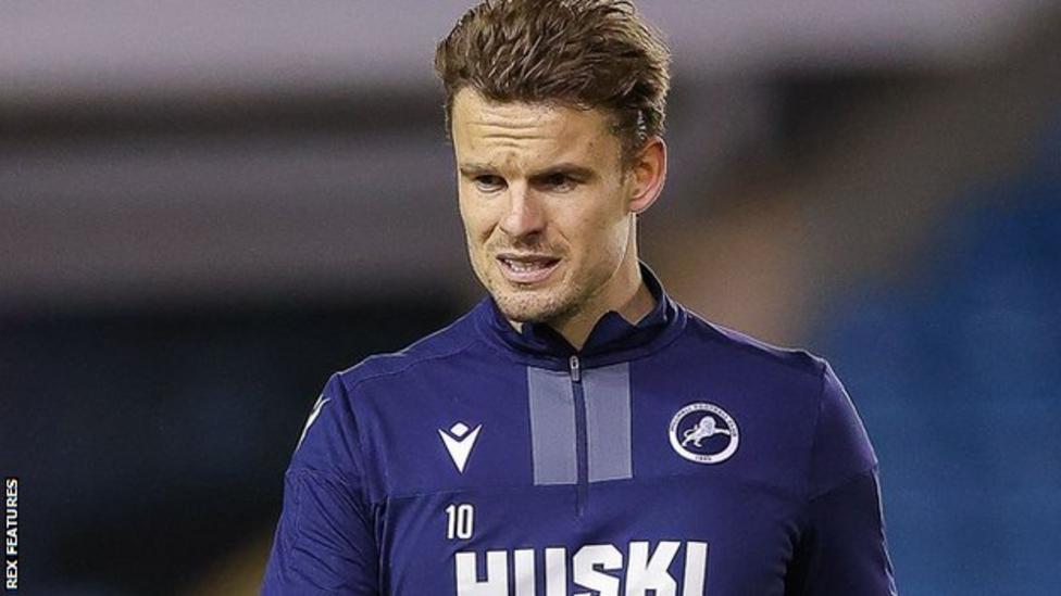 Matt Smith: Millwall striker signs new one-year contract - BBC Sport