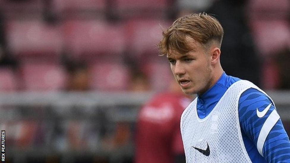 Doncaster Rovers sign midfielder Kyle Hurst and veteran Lee Tomlin ...