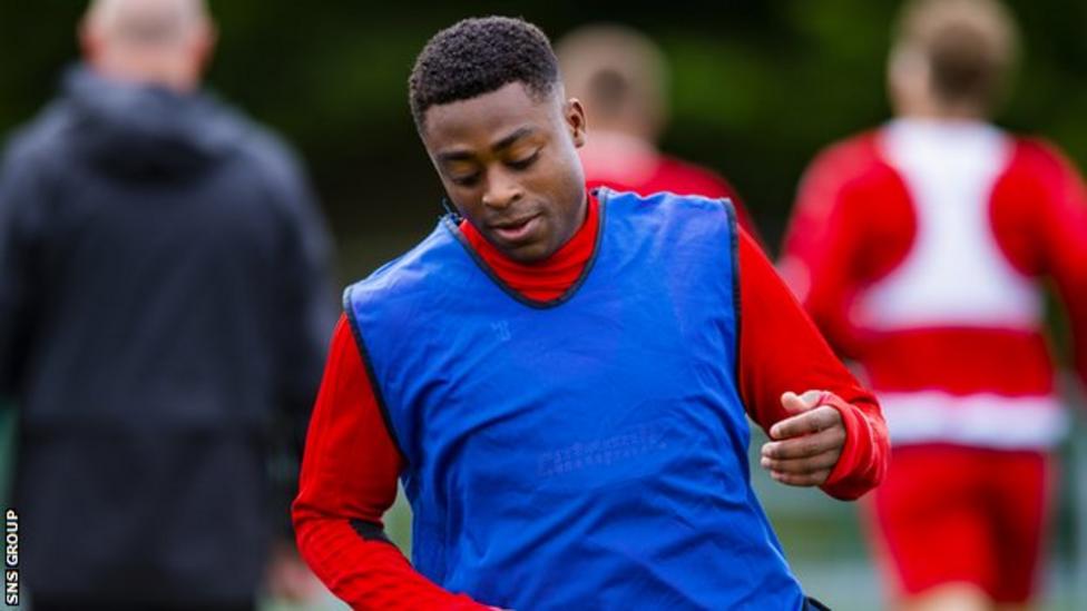 Hamilton Academical sign Tunde Owolabi from FC United of Manchester ...