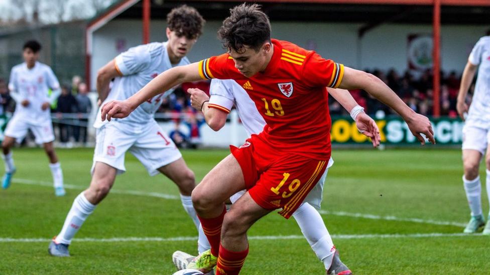 Gabriele Biancheri: Welsh youngster joins Manchester United - BBC Sport