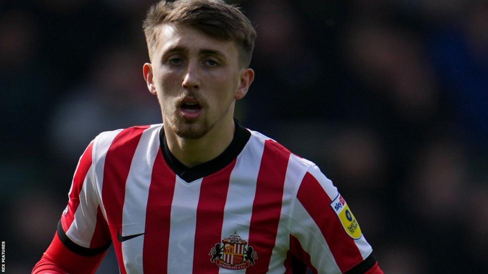 Dan Neil: Sunderland midfielder extends contract until summer of 2026 ...