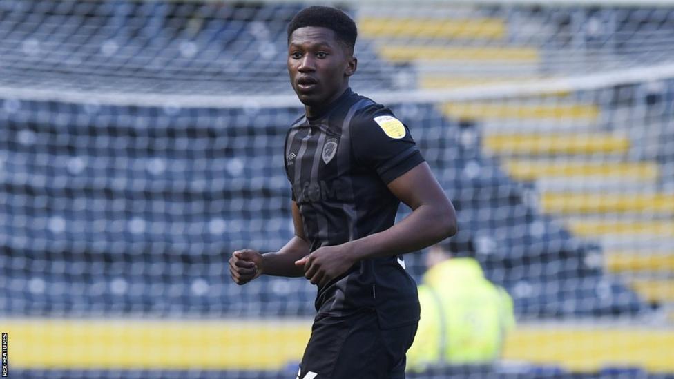 Portsmouth sign Manchester United's Di'Shon Bernard and Fleetwood's ...