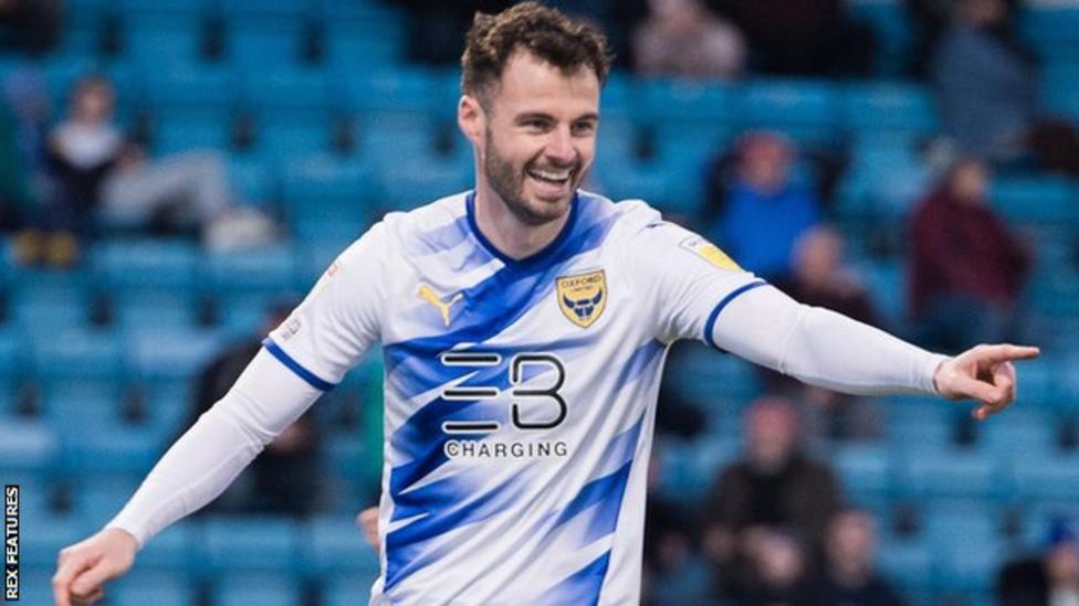 Anthony Forde: Oxford United winger signs new one-year deal - BBC Sport