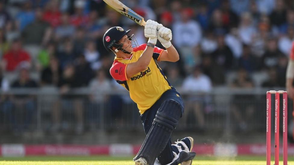 Michael Pepper: Essex batter signs new contract until 2025 - BBC Sport