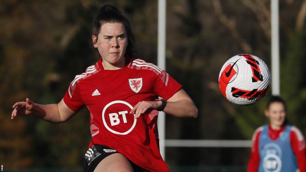 Esther Morgan: Wales defender joins Sunderland on loan from Tottenham ...