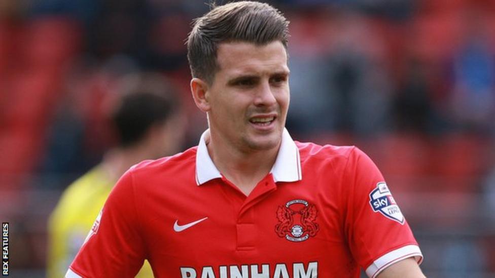 Dean Cox: Crawley Town sign winger after Leyton Orient exit - BBC Sport