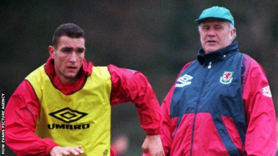 Mike Smith: Former Wales and Hull City manager dies aged 83 - BBC Sport