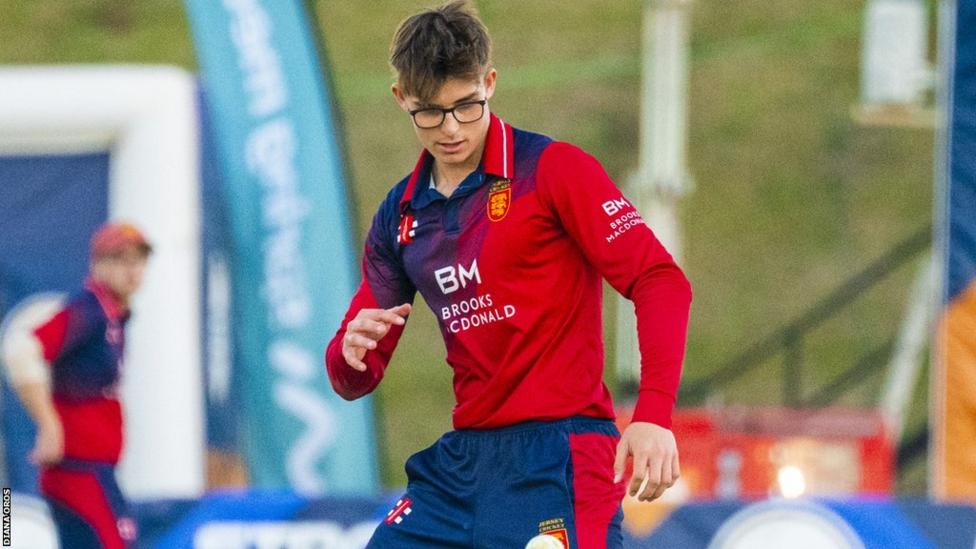 Henry Hurle and Asa Tribe sign rookie Glamorgan contracts - BBC Sport