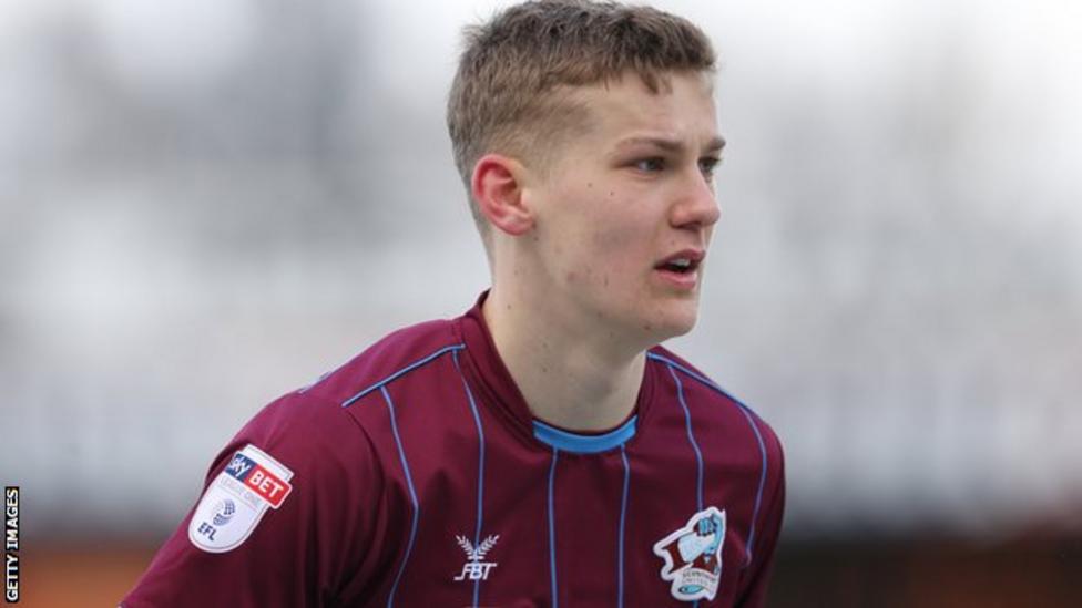 Ryan Yates: Nottingham Forest midfielder signs new contract - BBC Sport