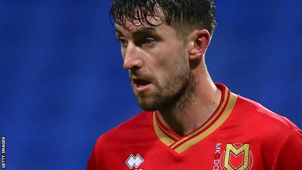 Joe Walsh: Lincoln City sign former MK Dons defender - BBC Sport