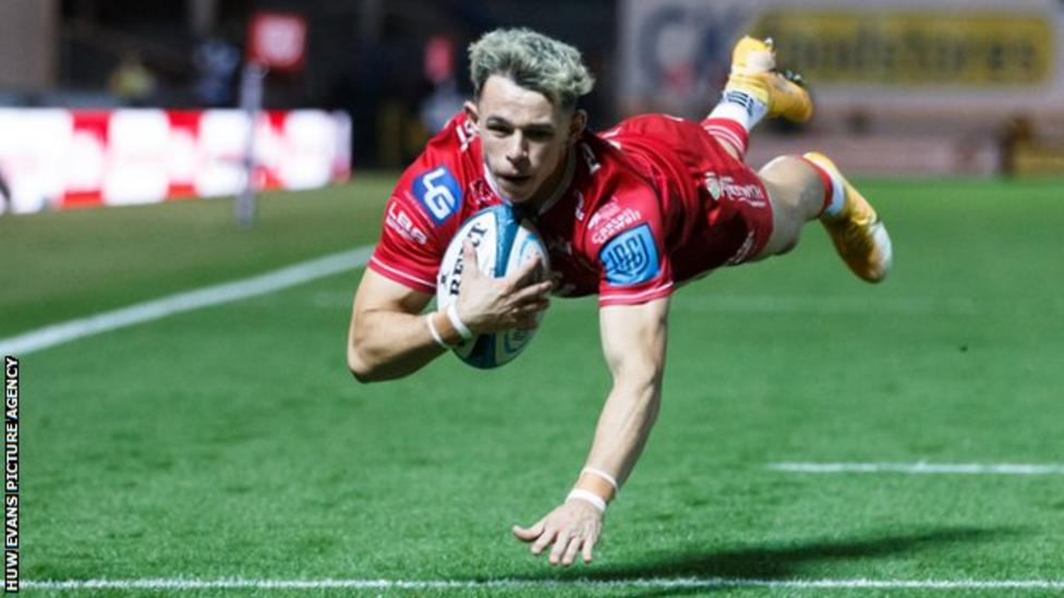 Tom Rogers: Wales back signs new Scarlets contract - BBC Sport