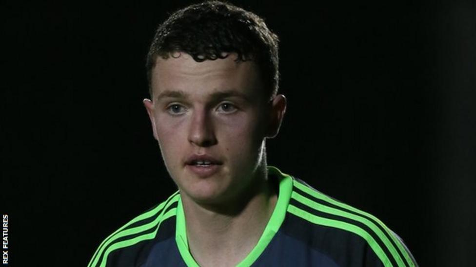 Nathan Broadhead: Welsh youngster signs new Everton contract - BBC Sport