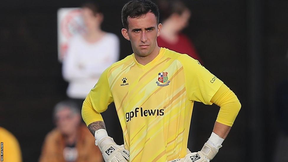 Sam Howes: Leyton Orient sign goalkeeper from Wealdstone - BBC Sport