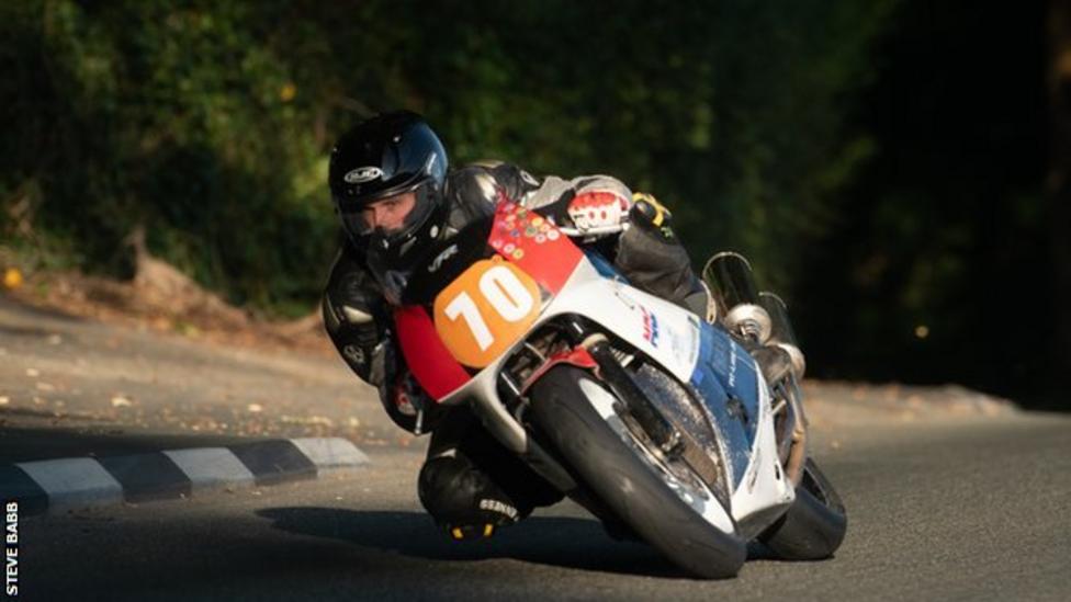 Manx GP: James Hind takes record-breaking win in Lightweight race - BBC ...