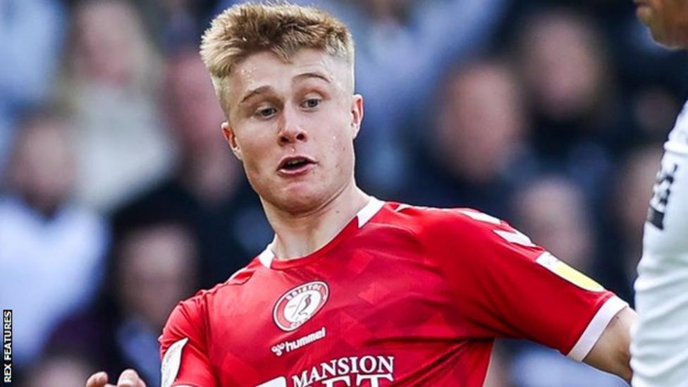 Sam Bell: Bristol City striker signs new three-year deal - BBC Sport