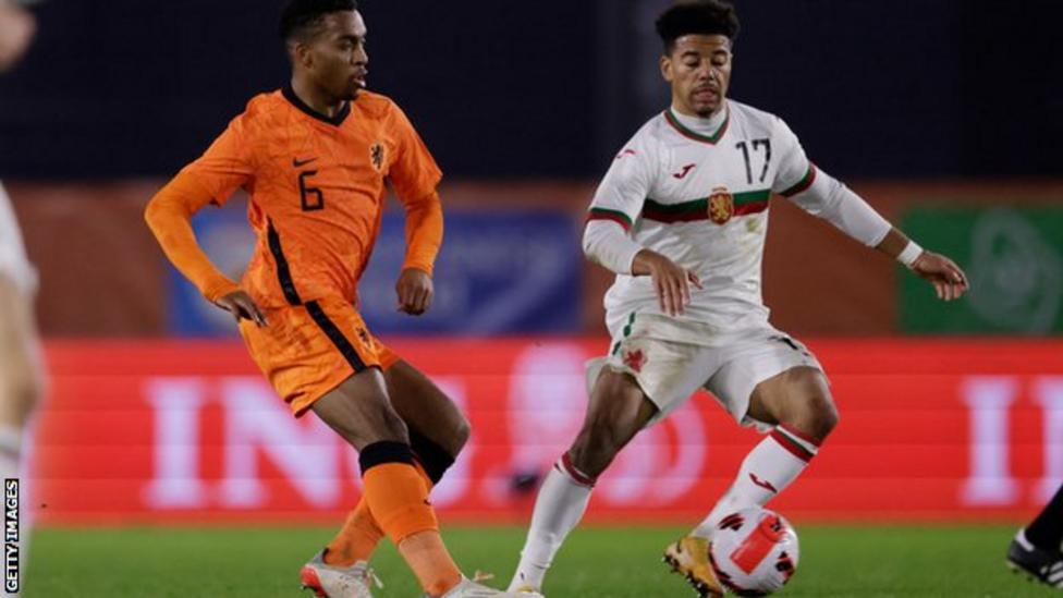 Hibernian: Sylvester Jasper joins on loan as Jamie Murphy departs - BBC ...