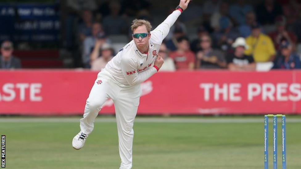 Simon Harmer: Essex spinner signs new contract until 2026 - BBC Sport