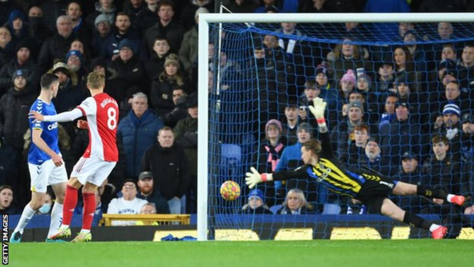 Everton 2-1 Arsenal: Demarai Gray stoppage-time goal earns victory for ...