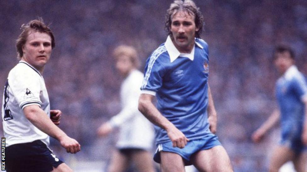 Gerry Gow: Former Bristol City midfielder dies aged 64 - BBC Sport