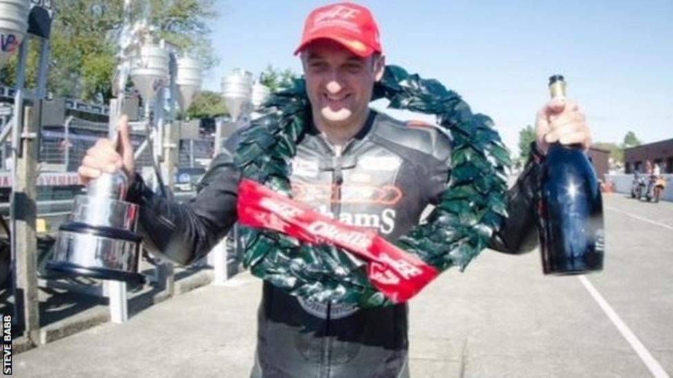 Isle of Man Classic TT: Michael Dunlop wins Formula 1 on Suzuki - BBC Sport