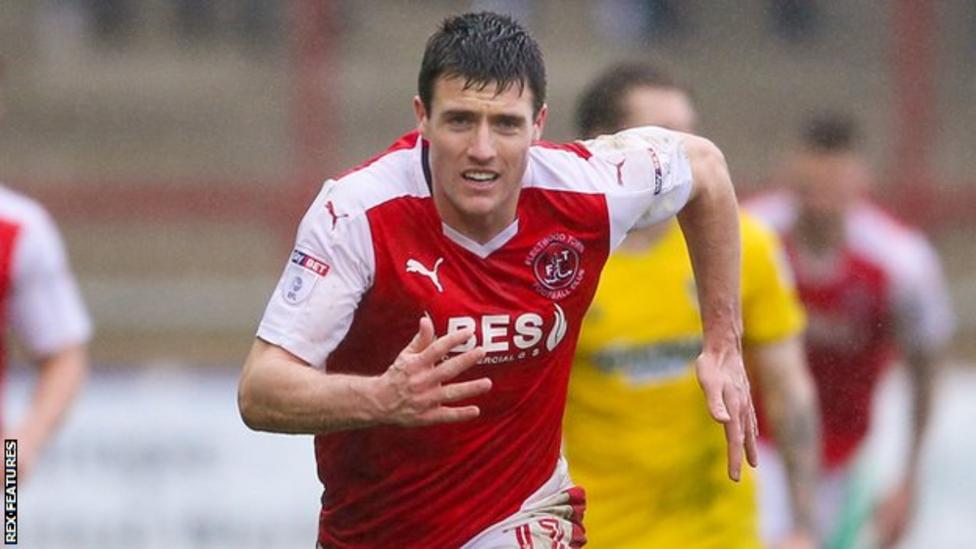 Bobby Grant: Fleetwood Town midfielder joins Wrexham on loan - BBC Sport