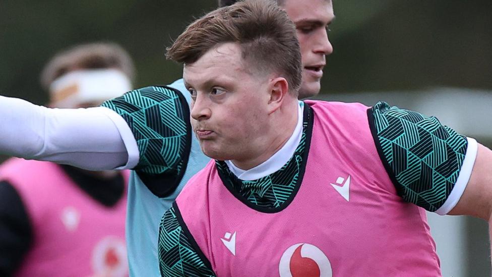 Evan Lloyd: New Wales squad hooker commits to Cardiff - BBC Sport