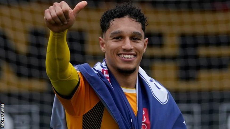 Kyle Knoyle: Doncaster Rovers sign Cambridge United right-back - BBC Sport