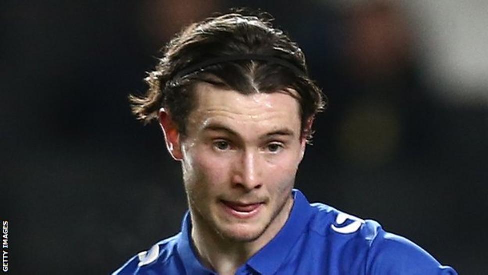 Aiden O'Neill: Fleetwood Town sign Burnley midfielder on season-long ...