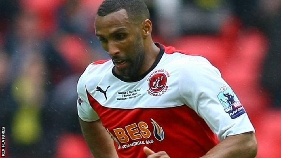 Nathan Pond: Fleetwood Town defender signs new contract - BBC Sport