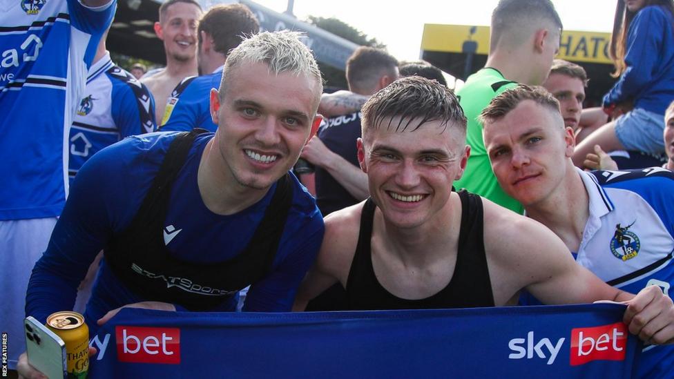 Luke Thomas: Bristol Rovers sign Barnsley midfielder on three-year deal - BBC Sport