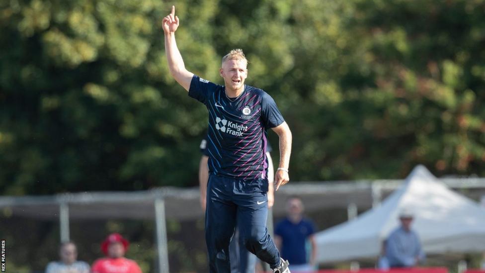 Max Harris: Bowler to stay with Middlesex until end of 2023 - BBC Sport