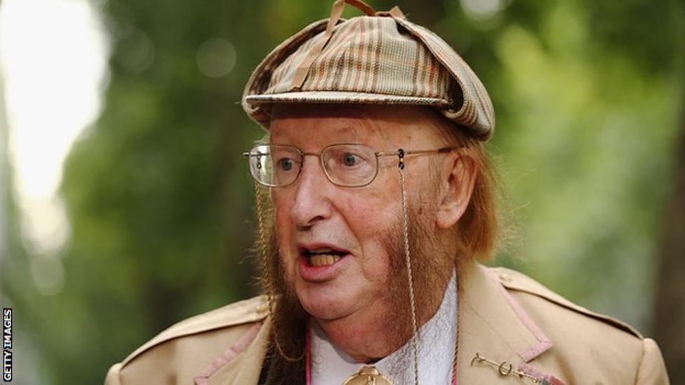 John McCririck: Legendary racing pundit dies aged 79 - BBC Sport