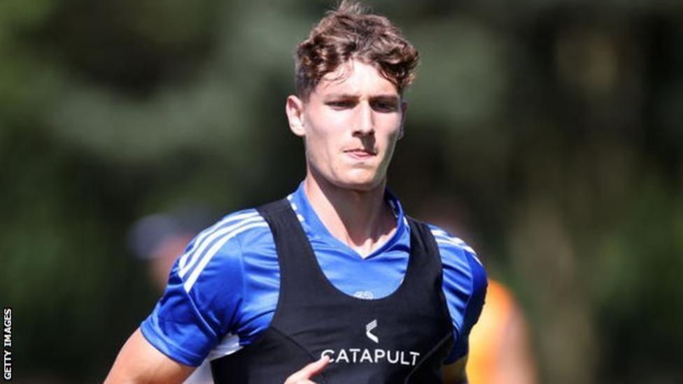 Ben Nelson: Rochdale sign teenage Leicester City defender on loan - BBC ...