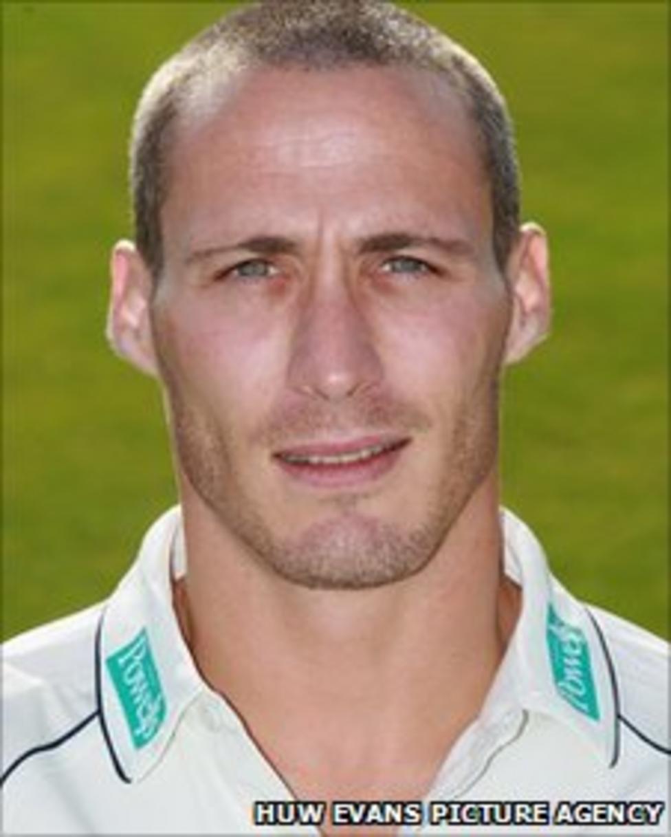 Simon Jones joins Glamorgan on loan from Hampshire - BBC Sport