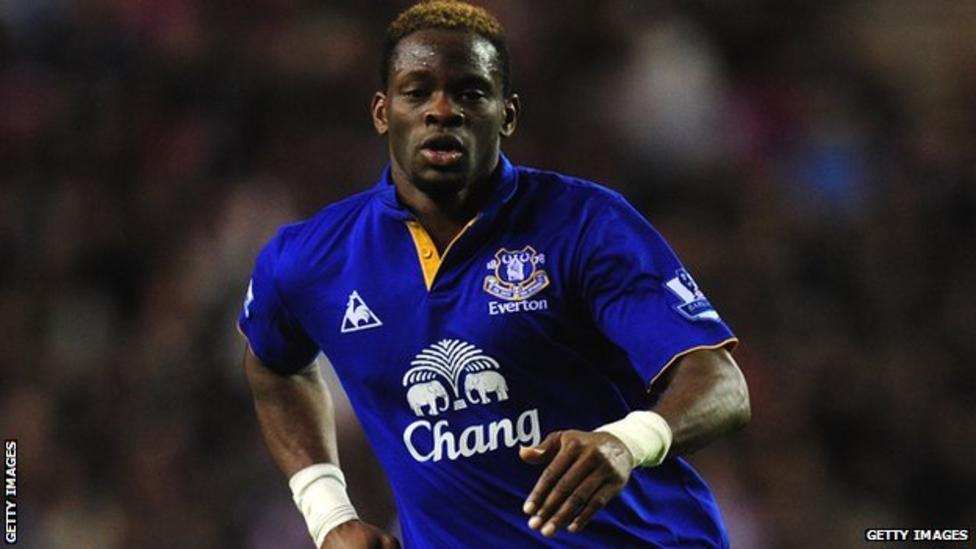 Louis Saha joins Spurs as Steven Pienaar moves to Everton - BBC Sport