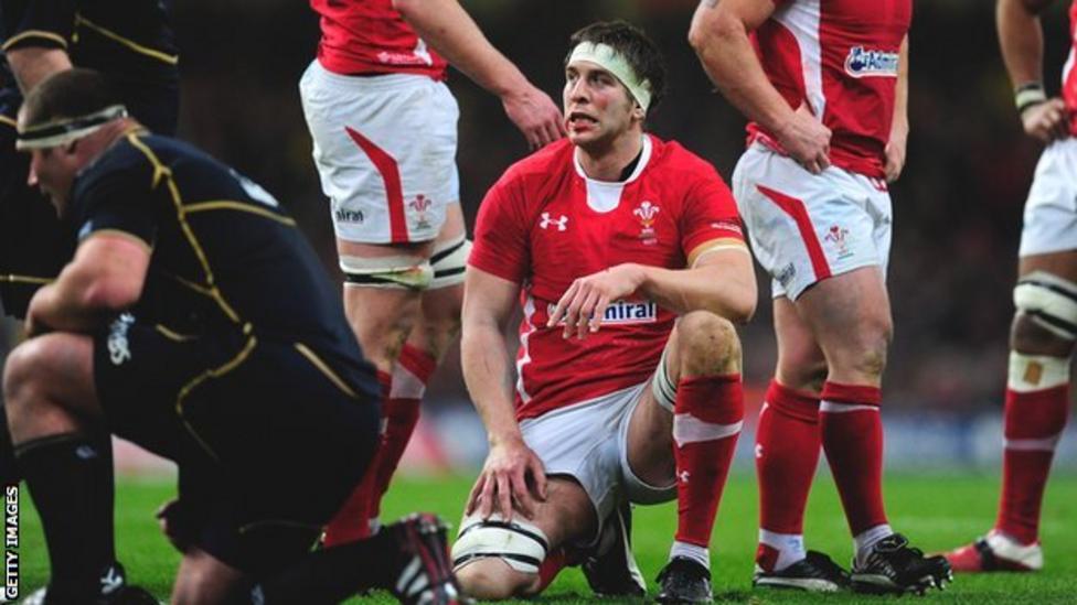 Six Nations: Ryan Jones prizes equalling Wales captaincy record - BBC Sport