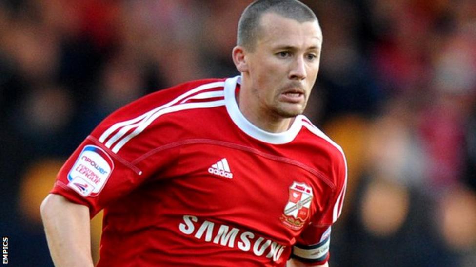 Paul Caddis commits to Swindon Town until 2014 - BBC Sport