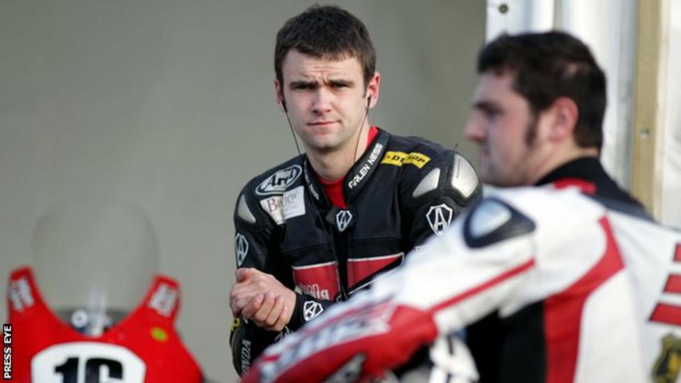 Brothers William and Michael Dunlop battle for TT race wins - BBC Sport