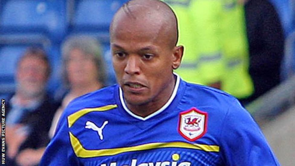 Striker Robert Earnshaw keen to stay at Cardiff City - BBC Sport