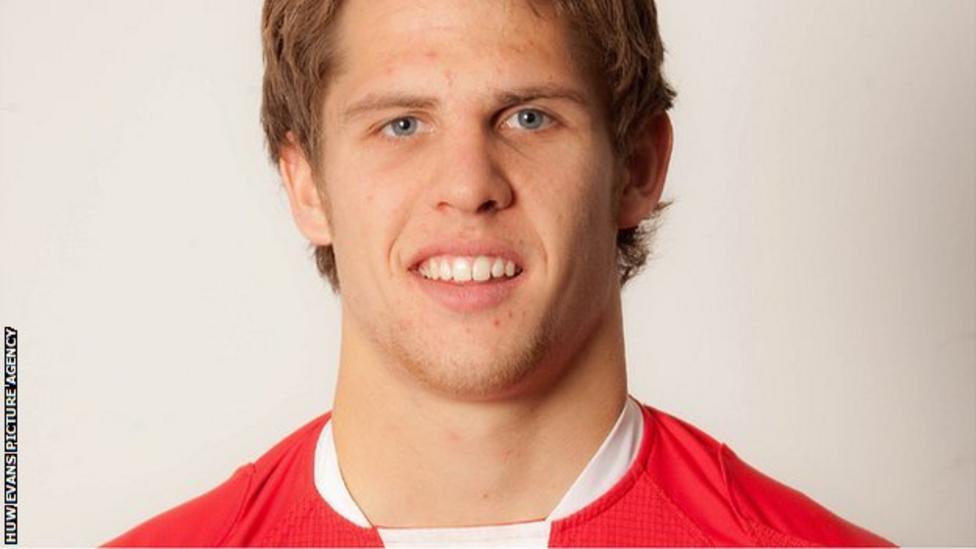 Tom Williams and James Davies set for Wales Sevens debuts - BBC Sport