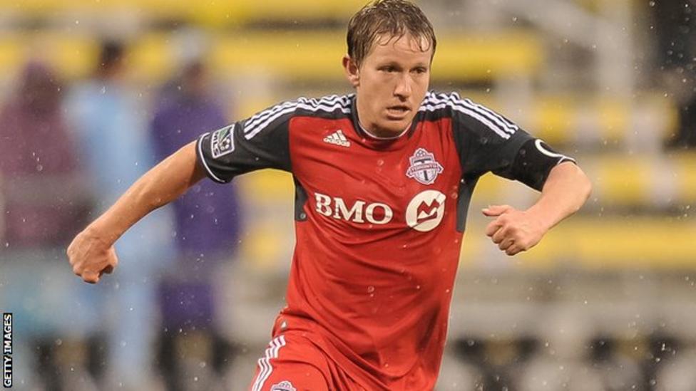 Oldham sign Canada midfielder Terry Dunfield on short-term deal - BBC Sport