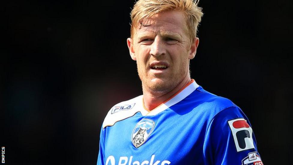 Adam Lockwood: Oldham defender signs new one-year deal - BBC Sport