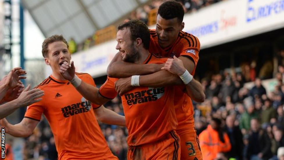 Noel Hunt: Ipswich Town striker happy to wait on future - BBC Sport