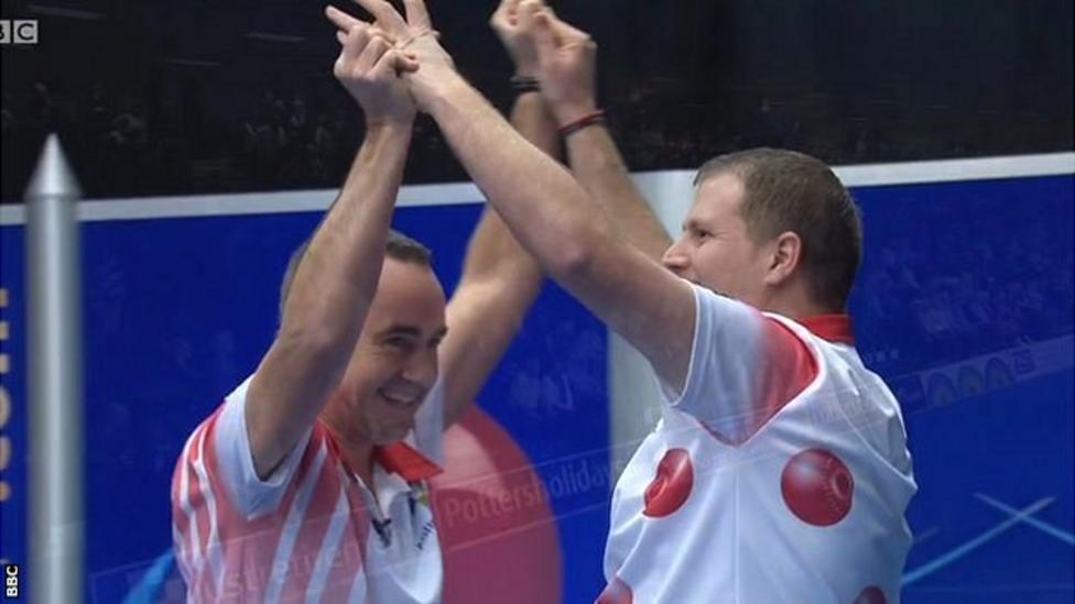 World Indoor Bowls: Robert Paxton and Simon Skelton take pairs title ...