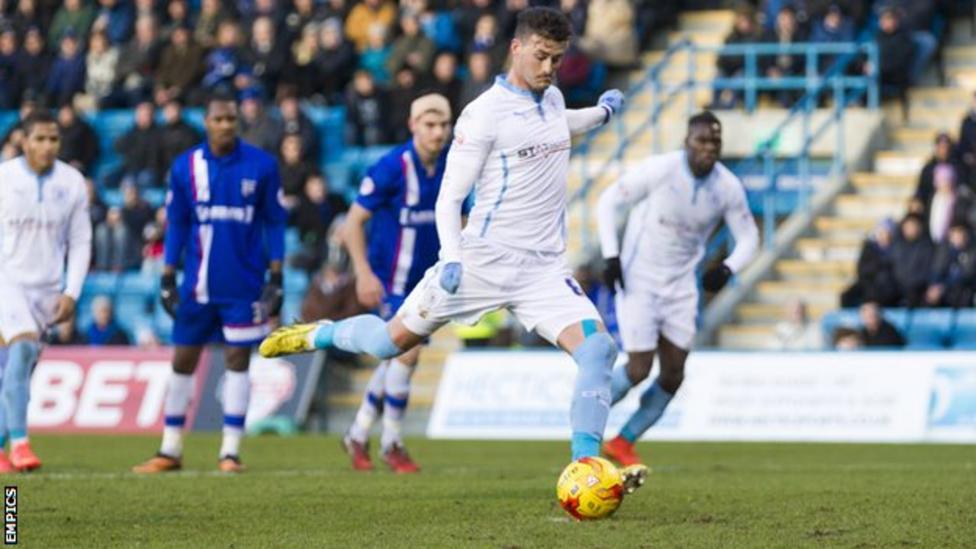 Gary Madine: Sheffield Wednesday striker joins Blackpool - BBC Sport