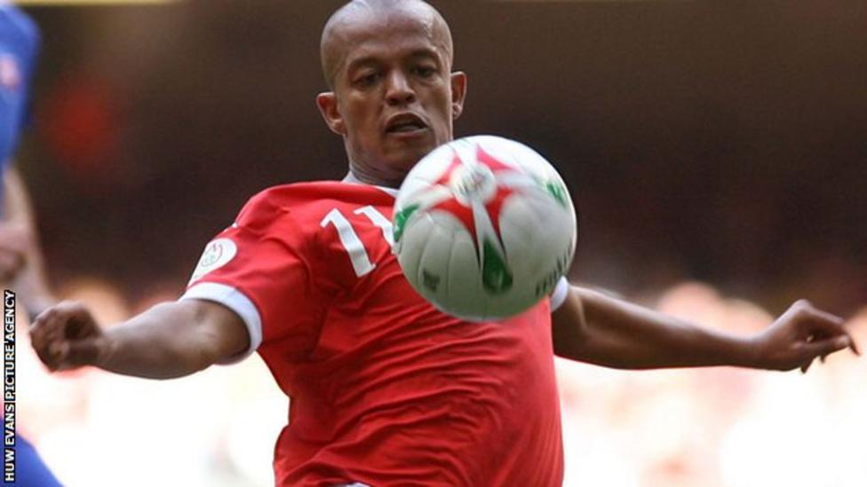Wales striker Robert Earnshaw retires from international football - BBC ...