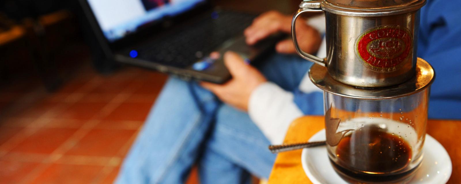 The downside of the cafe as your cubicle - BBC Worklife