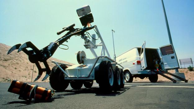 This is how robots defuse bombs - BBC Future